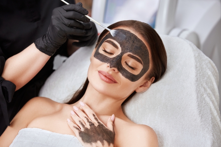 Carbon Facial – Dr Aisha Ghias